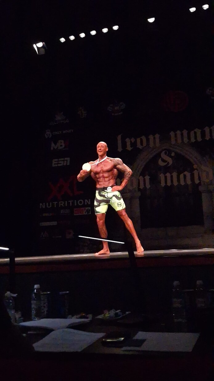 Bekende bodybuilder Jonas (39) overleden na hartaderbreuk: “‘Blijf bij ...