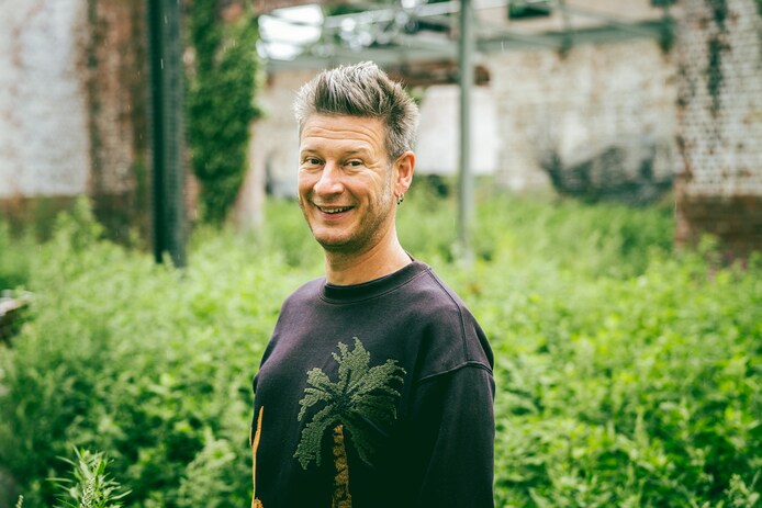 Comedian Wouter Deprez wordt 50 op Valentijnsdag: “Met Marjan en de ...