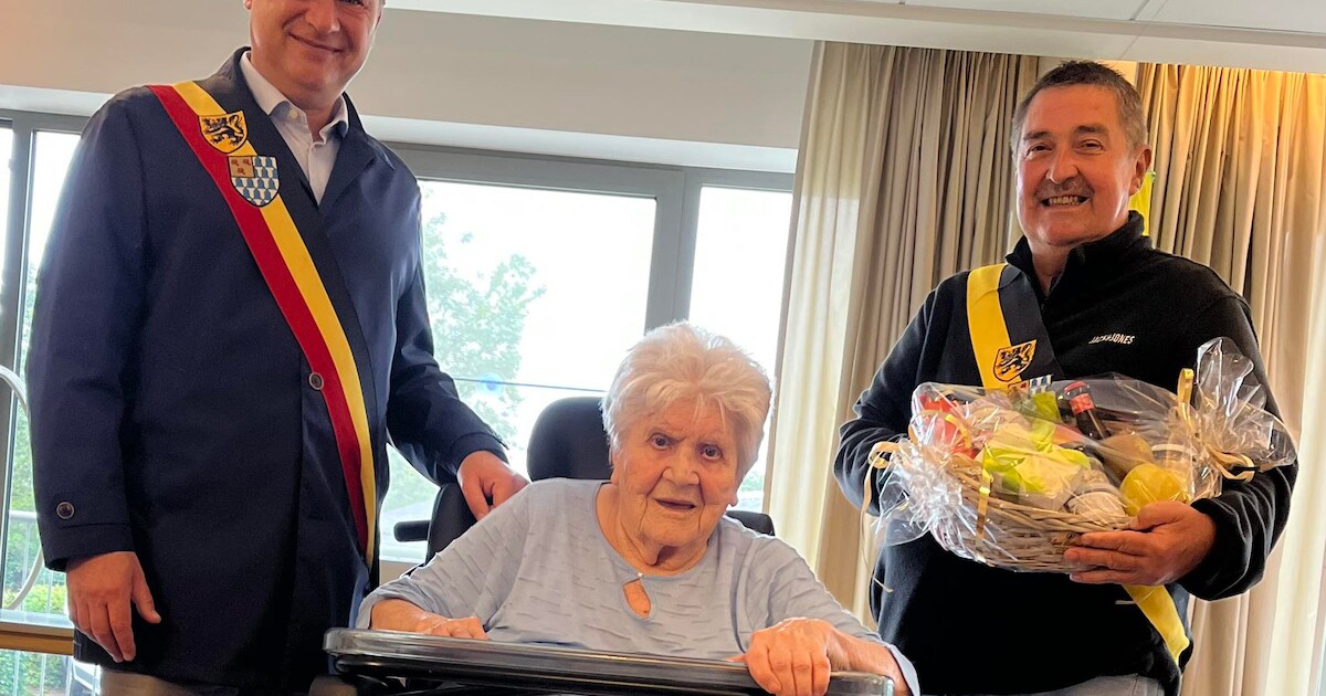 Gemeentebestuur zet 100-jarige Rosa Janssens in de bloemetjes ...