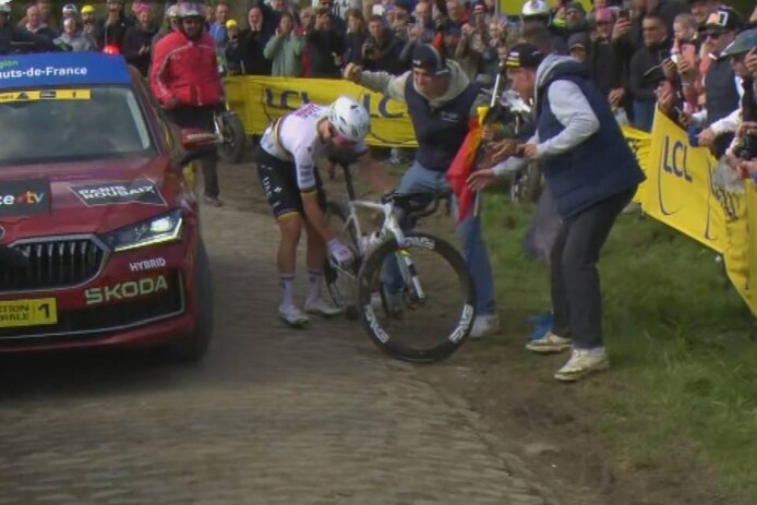 Kyan en Rhune (19) stonden als eersten bij Pogacar na val in Parijs-Roubaix: “Zonder nadenken ...