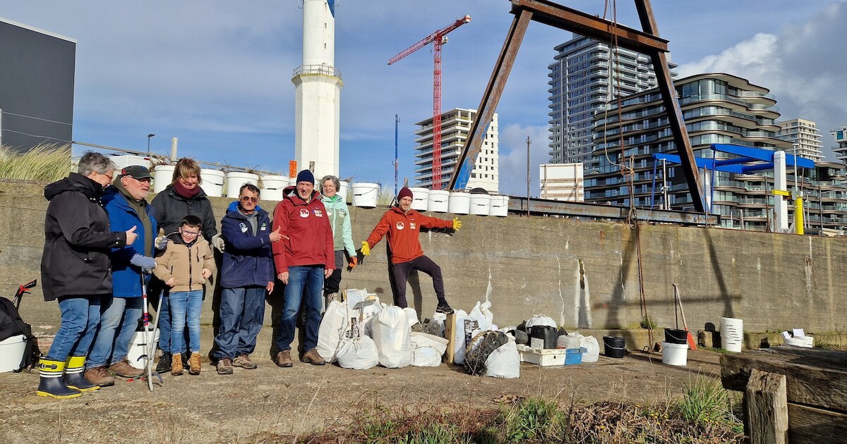 Proper Strand Lopers halen 800 liter afval op aan slipway op ...