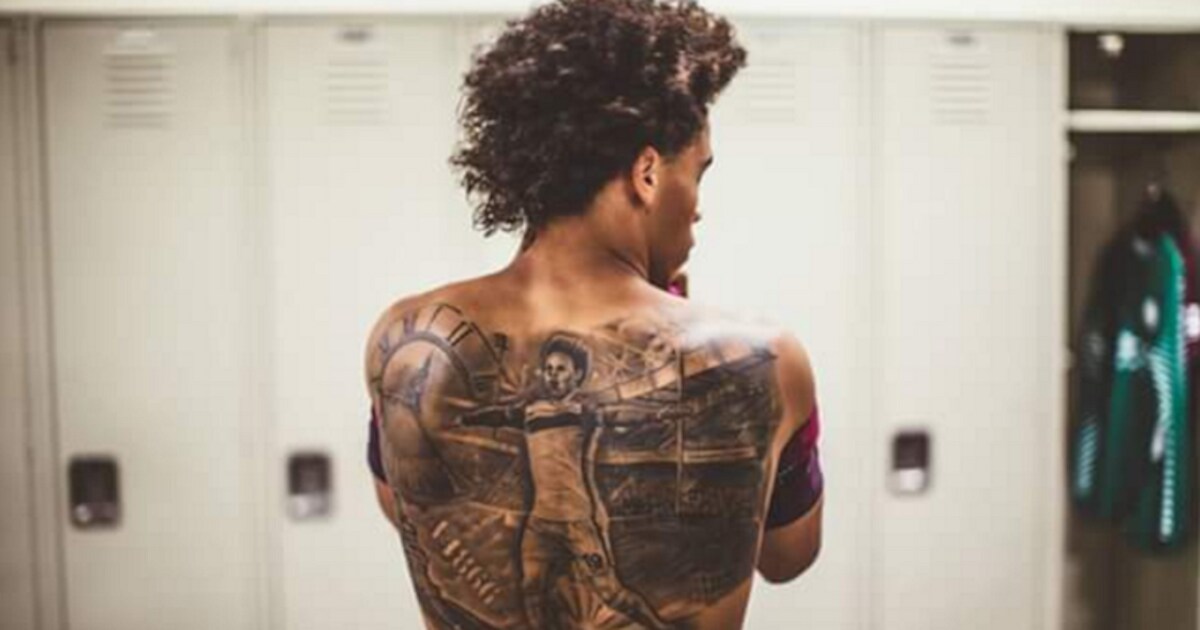 Voetballers met tattoos zijn dagelijkse kost, maar deze huidtekening op ...