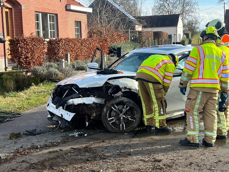 Bestuurder naar ziekenhuis nadat hij met auto in gracht crasht | Regio ...