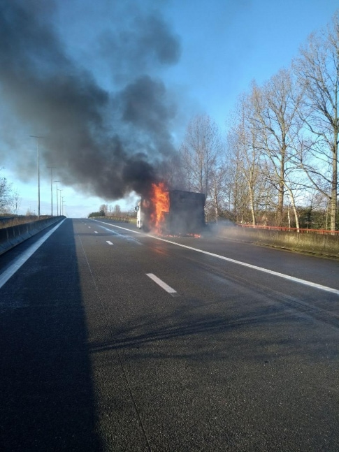 VIDEO: Vrachtwagen brandt volledig uit op E34 | Foto | hln.be