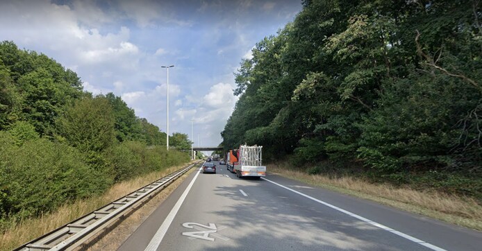 Half uur aanschuiven op E314 richting Nederland vanaf Halen: stilstaand voertuig ter hoogte van ...