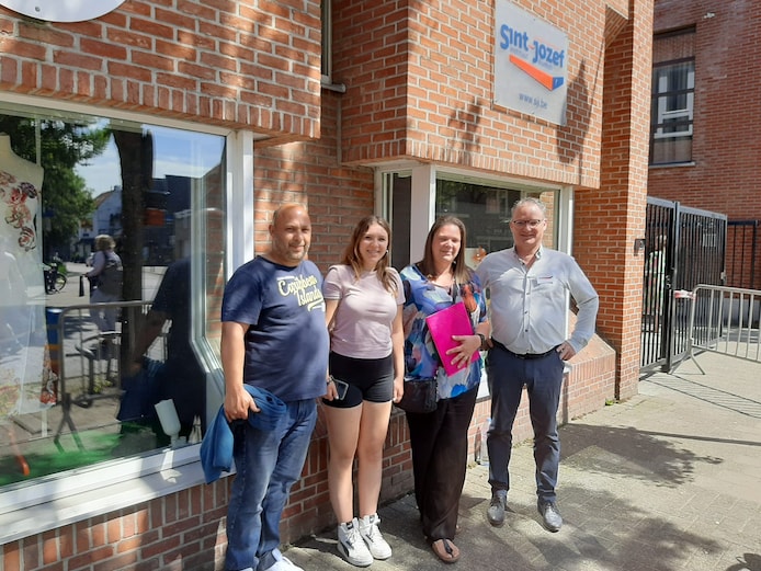 Ouders van Elien (14) wachten dagen aan schoolpoort voor inschrijving ...