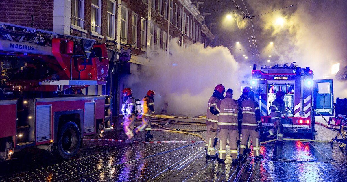 Zware brand uitgebroken in Amsterdamse wijk De Pijp: brandweerman raakt ...