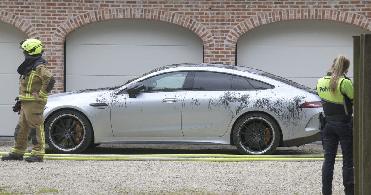 Twee dure sportwagens beschadigd tijdens garagebrand in Kapellen ...
