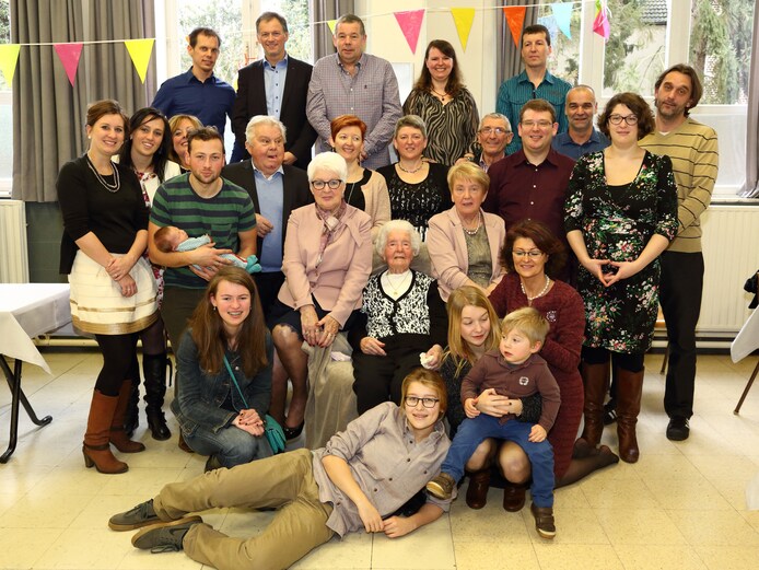 Clara Wellens blaast 100 kaarsjes uit | Scherpenheuvel-Zichem | hln.be