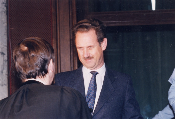 Hoe een briljante VUB-rector de dood van zijn vrouw probeert uit te ...