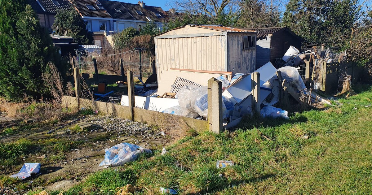 Opnieuw hoop zwerfvuil gedropt achter woningen die binnenkort moeten ...