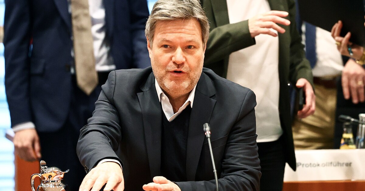 Boze Duitse boeren blokkeren veerboot met minister aan boord | Nieuws ...