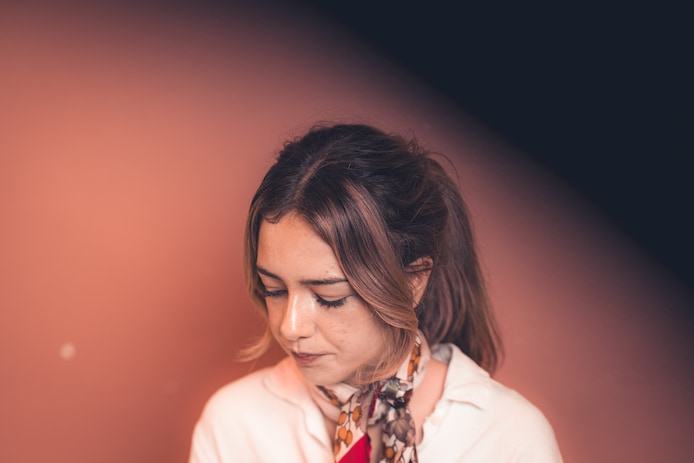 Actrice Femke Van der Steen getuigt op YouTube over misbruik door haar vader: “Hij is geen ...