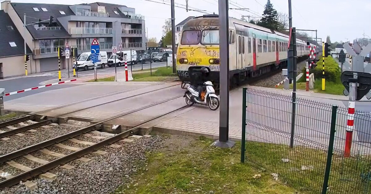 Bromfietser (20) die slagbomen negeerde toch nipt geraakt door trein ...