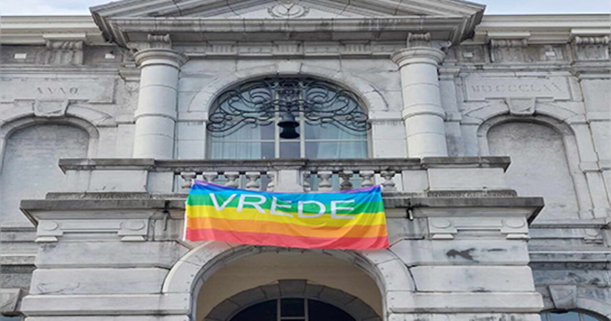 Vredesvlag hangt uit aan het stadhuis: "We pleiten voor een direct staakt-het-vuren in Gaza ...
