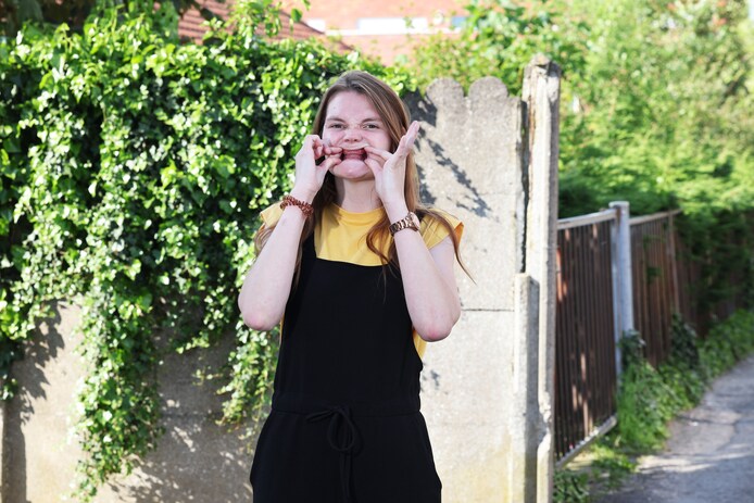 Na een jaar zonder tanden krijgt Alana (26) nieuw gebit: “De grootste ...
