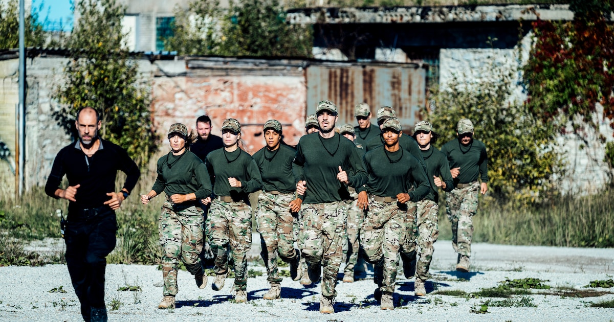 Rekruten starten loodzware ‘Special Forces’ met 300 burpees en rake ...