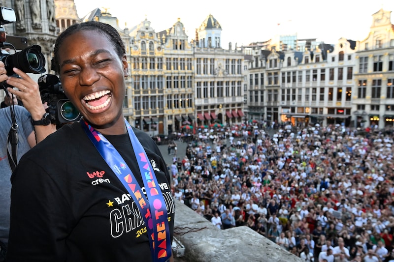 Feest op de Grote Markt: Belgian Cats worden verwelkomd door massa fans ...