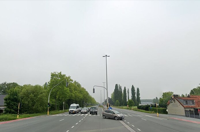 Vrachtwagen merkt stilstaande auto te laat op: één persoon met lichte ...