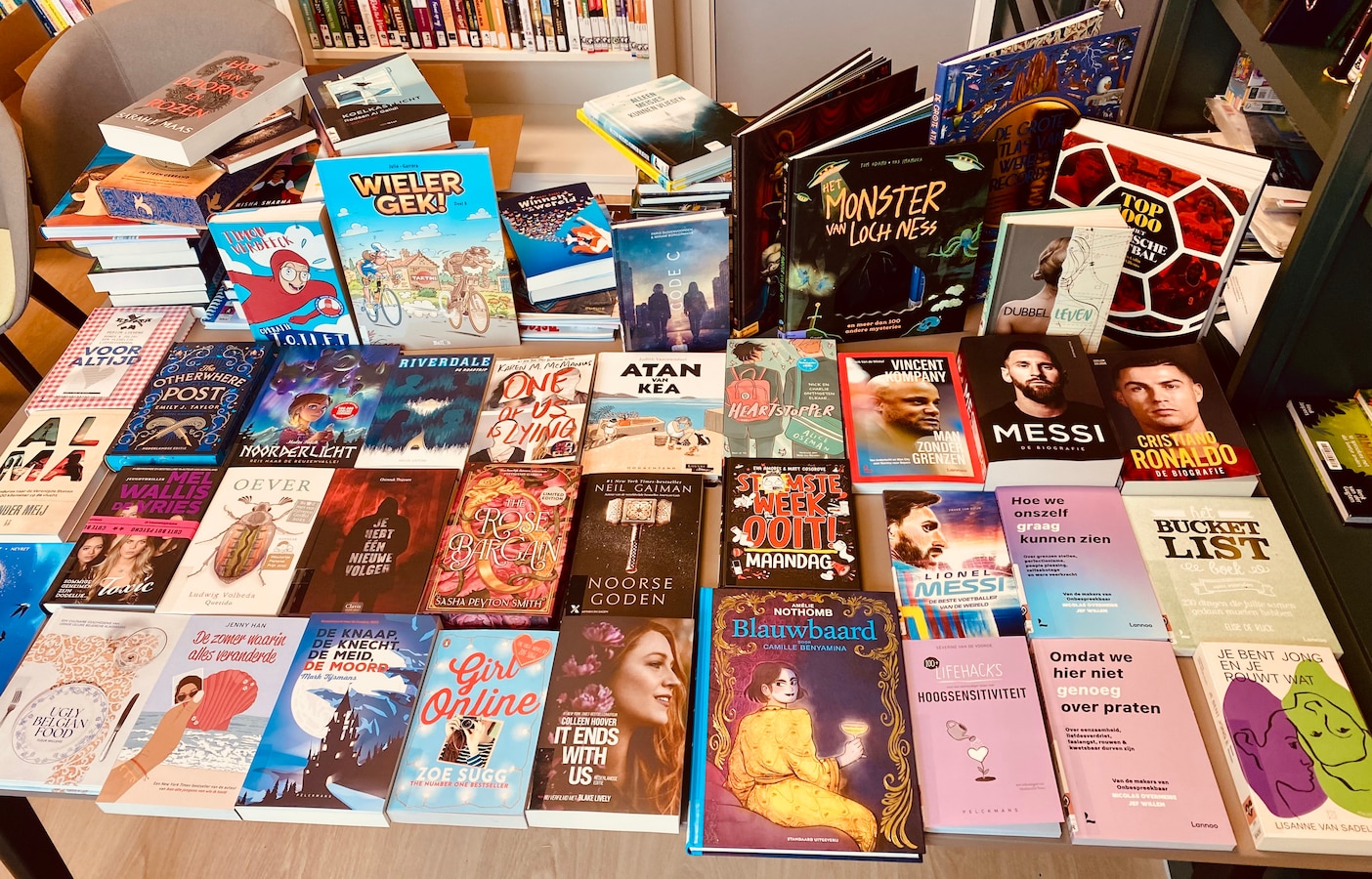 Kast met 100 boeken moet jongeren in OverKophuis Ronse meer leesplezier ...