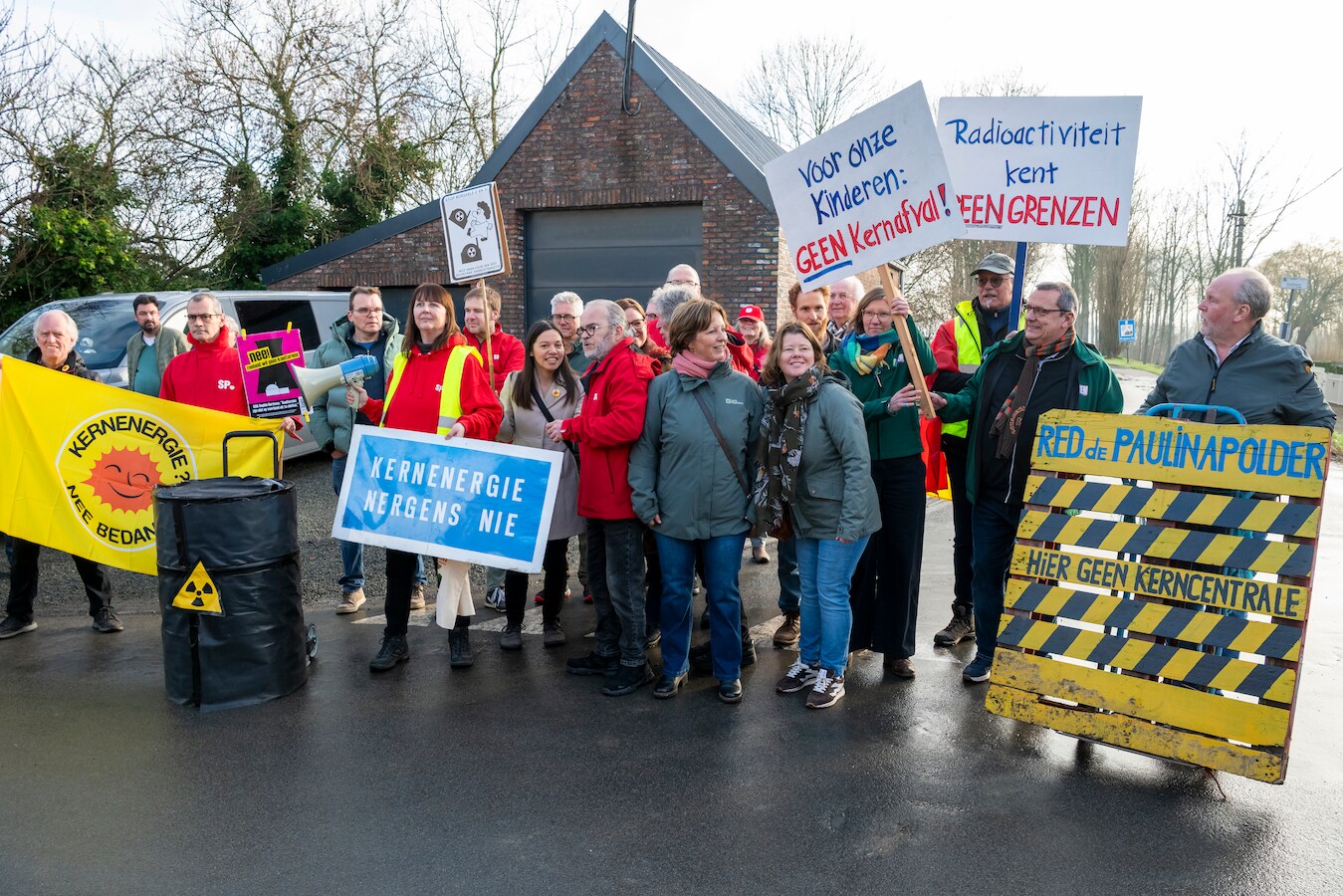 Buren protesteren gebroederlijk tegen ‘megakerncentrales’: ‘Wij zijn ...