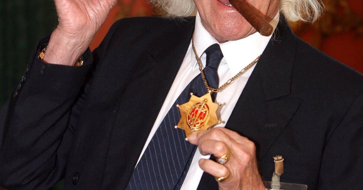 Britten willen pedofiel BBC-icoon Jimmy Savile 'sir'-titel ontnemen ...