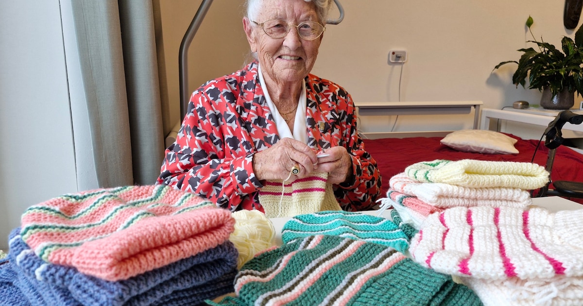 Zwevezeelse Laura (100) breit al bijna tien jaar dagelijks sjaals en ...