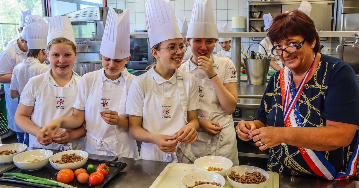 Kampioene Nadine toont leerlingen hotelschool hoe je garnalen pelt | Koksijde | hln.be