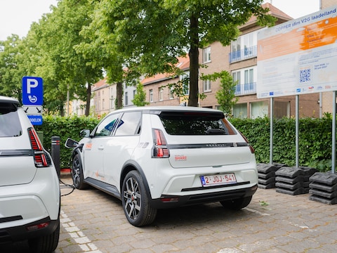 Gent opent eerste slimme laadeiland van Vlaanderen: elektrische auto’s ...