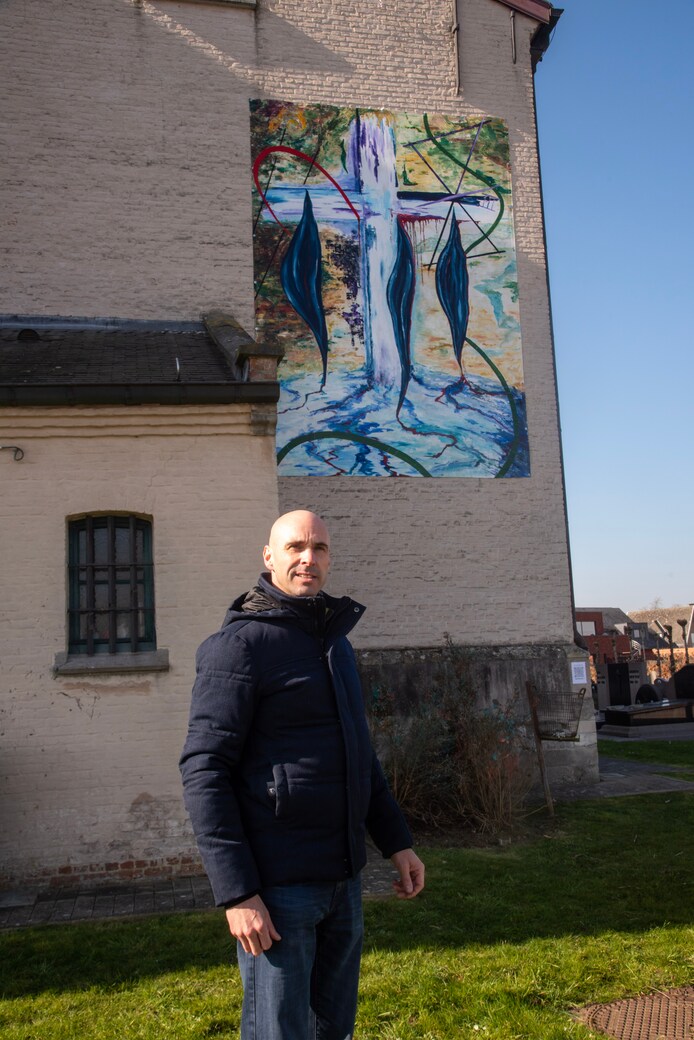 Jezus troost wenende vrouwen op de muur van De Sint-Jan Onthoofdingkerk ...