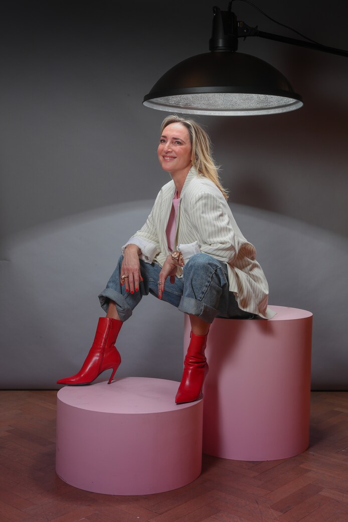 Belgische merken surfen mee op succes van ‘Emily in Paris’: “De trui is ...