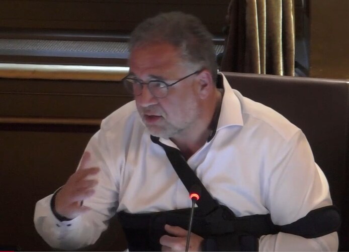 Schepen Koen Kennis (N-VA) woont raadscommissie bij met gebroken arm na ...