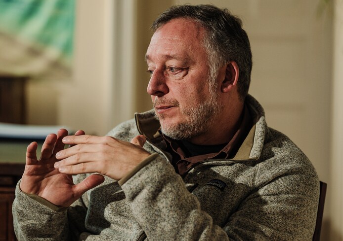 Vader van Coline (17) doorbreekt stilzwijgen. “Mijn dochter had medelijden met stiefpapa. Waarom ...