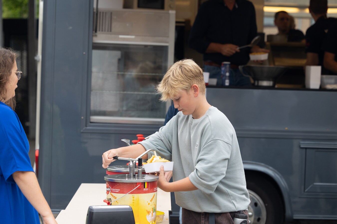 IN BEELD. Spectrumcollege trakteert op frietjes op tweede schooldag ...