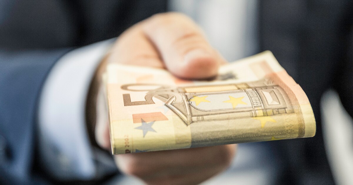 Gratis hoofdtelefoon, smartphone of 50 euro: bij deze banken kan je op ...