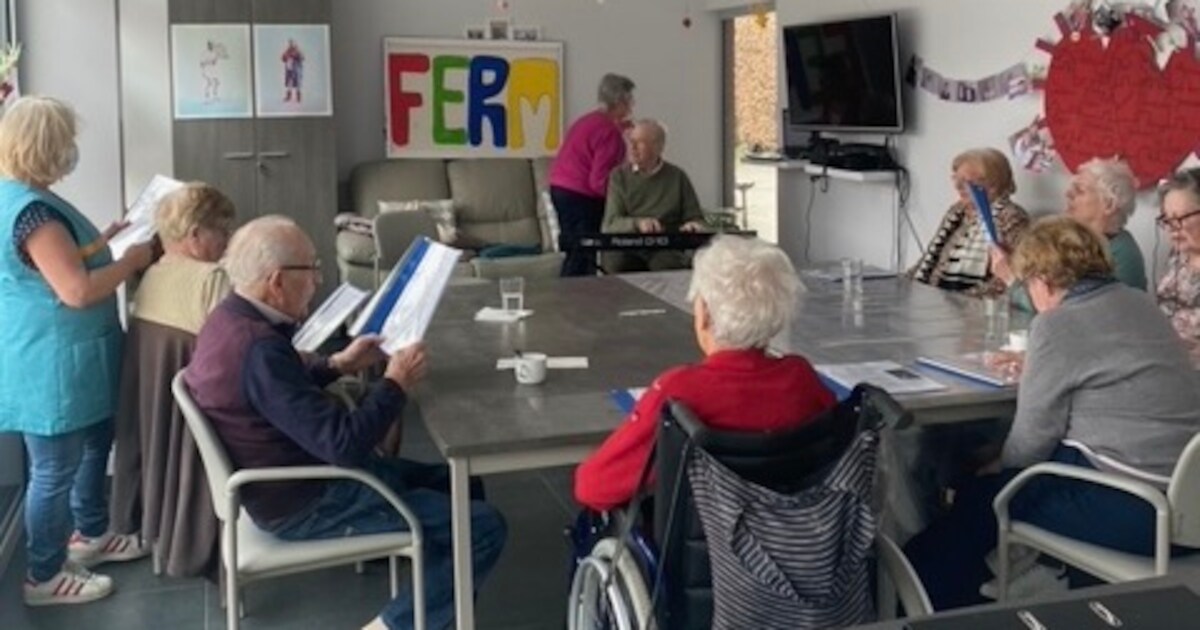 Arthur Cnapelinckx zet zijn dorpsgenoten aan het zingen bij Ferm ...