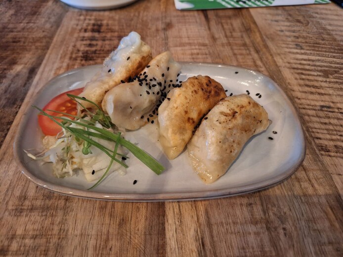 RESTOTIP. Dumpling Delight: een culinaire voltreffer in een zijdezacht ...