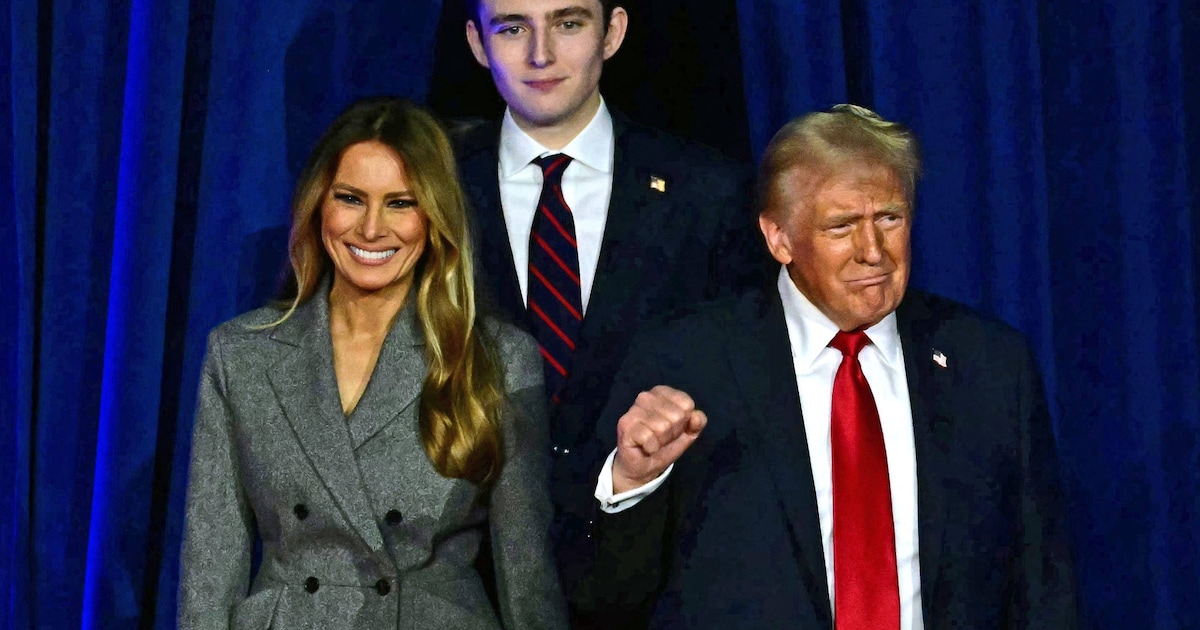 Barron Trump (18) torent met zijn 2,06 meter boven iedereen uit op ...