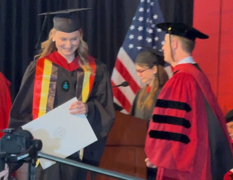Prinses Elisabeth heeft Harvard-diploma op zak, trotse vader Filip ...