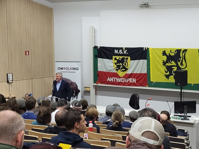 Betogers proberen water over Filip Dewinter te gieten bij lezing aan UAntwerpen: “Water gooien ...