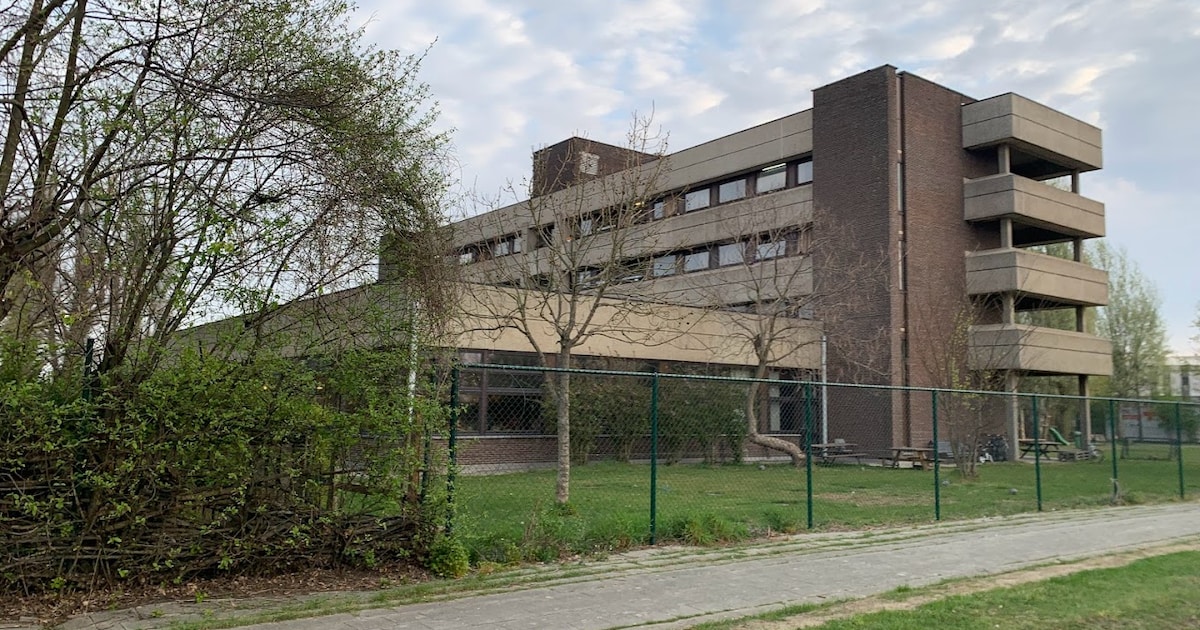 Juliane Noll start met haar muurschildering voor themaweek van Rode Kruis opvangcentrum op ...