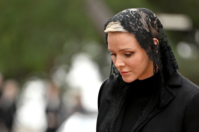 Opnieuw zorgen om prinses Charlene die zich volledig op haar geloof ...