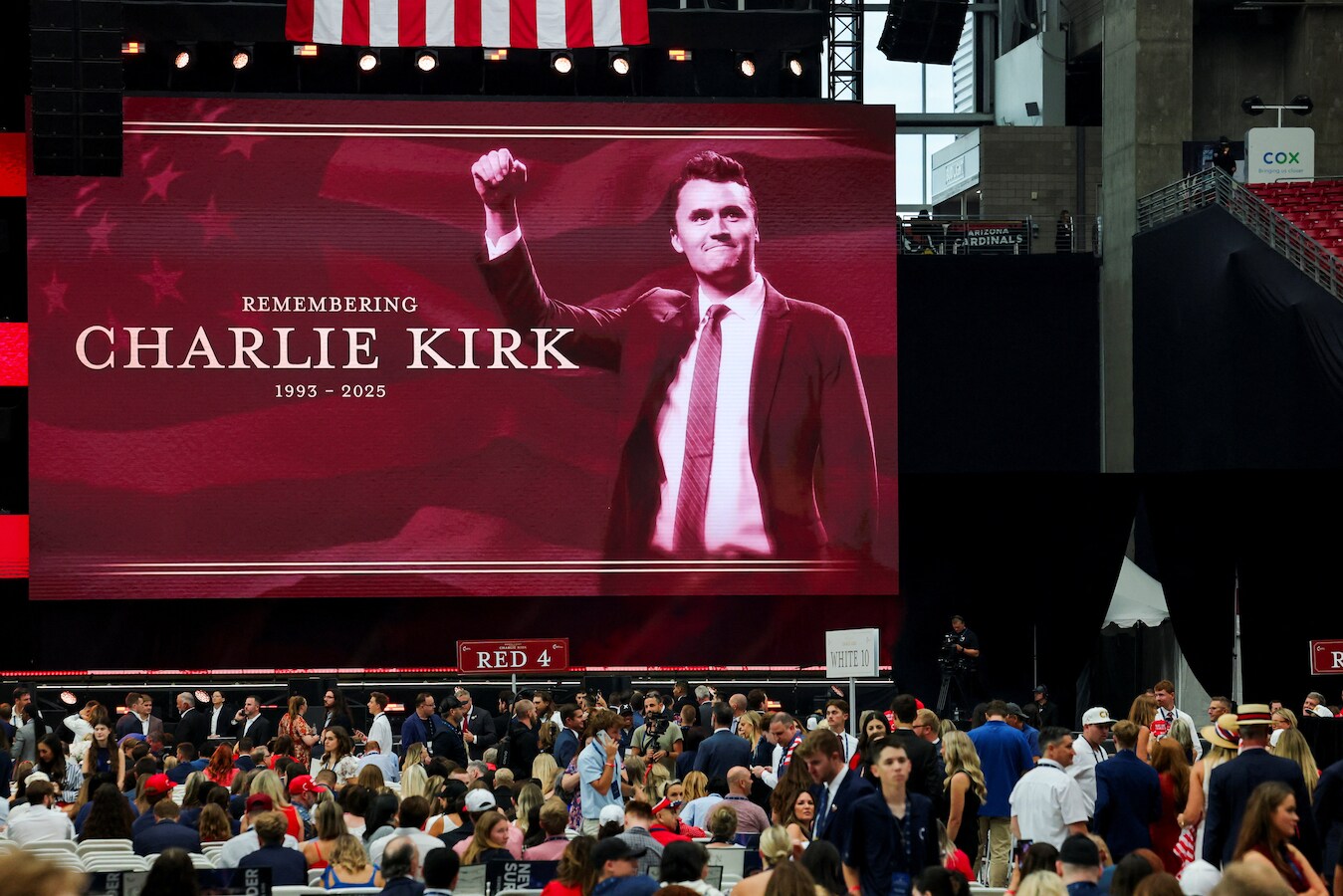 Weduwe vergeeft moordenaar van Charlie Kirk bij afscheidsdienst in ...