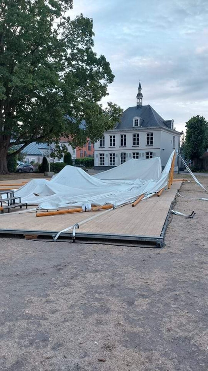 Vandalen halen tent Sint-Annapark neer | Maldegem | hln.be