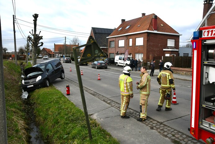 Garagist duwt auto met beginnend brandje de straat op, voertuig strandt ...