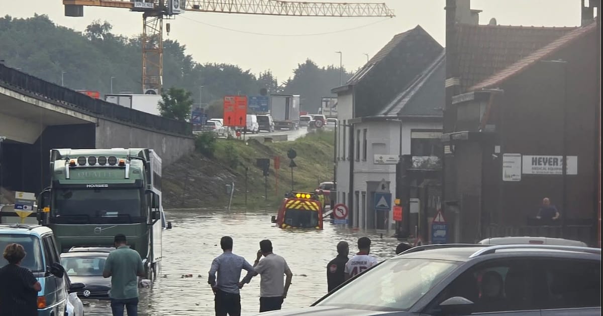 Brandweerwagen komt vast te zitten in ondergelopen straat in Diegem ...
