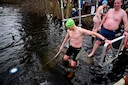 Brugse IJsberen duiken het ijskoude water in: “Alles tintelt, maar het ...