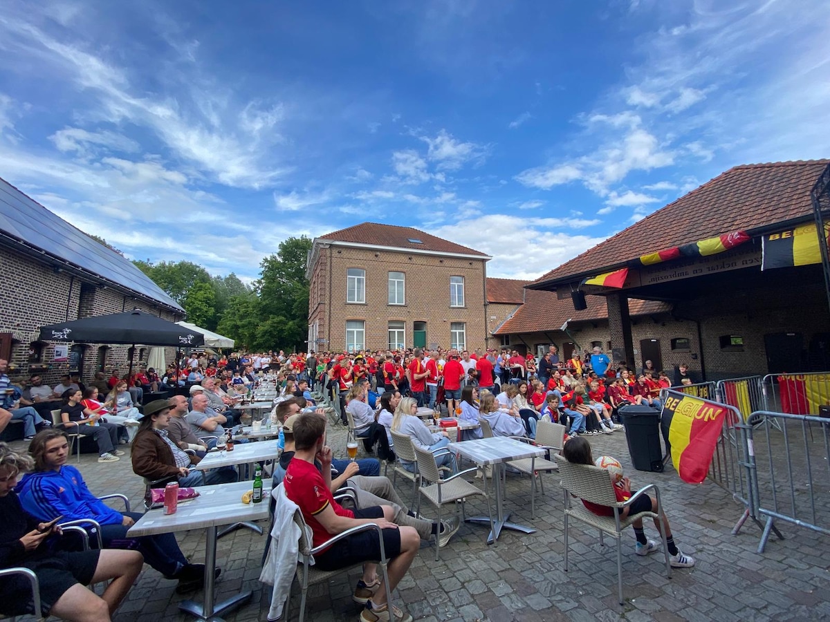 Hof ten Hemelrijk maakt zich klaar voor WK op groot scherm: “Bij de ...