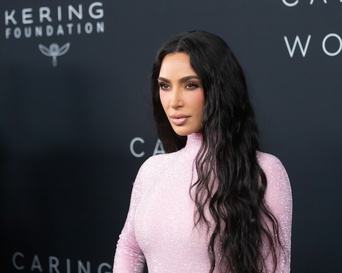 Een ‘broske’ en ultradunne wenkbrauwen: Kim Kardashian “onherkenbaar ...