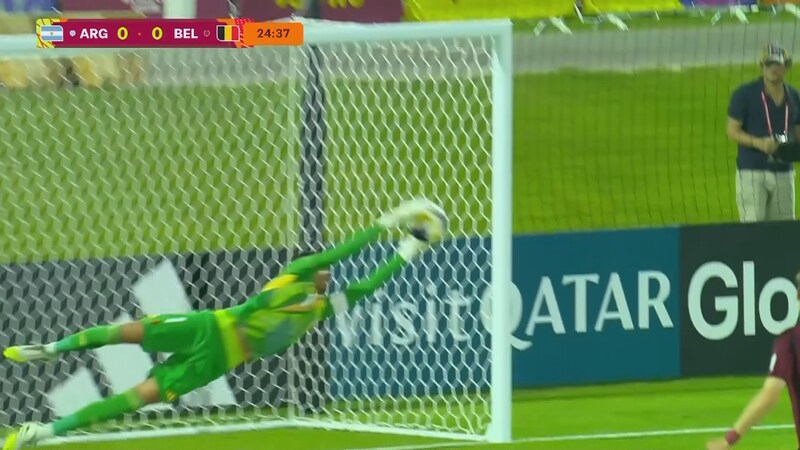 Jonge Duivels op voorsprong! Stan Naert tikt aan de tweede paal in doel ...